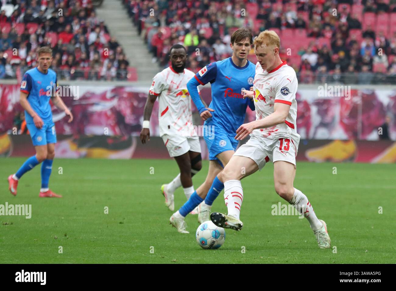Nicolas Seiwald (13, RB Leipzig) am Ball. Fu?ball, 1. Bundesliga ...