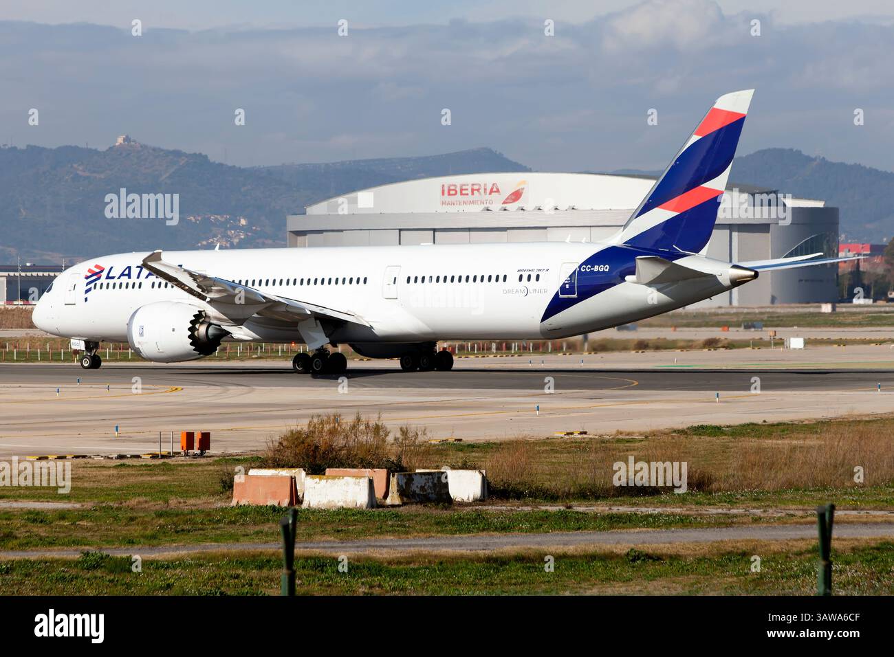 A LATAM Airlines Boeing 787-9 Dreamliner ready to take off from ...