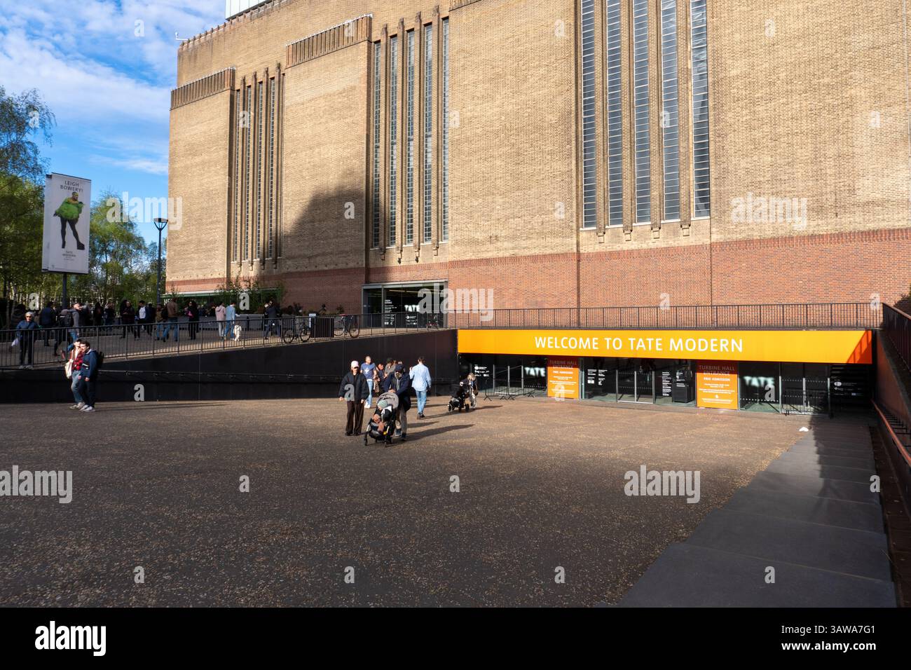 Tate Modern museum in river side, London, UK Stock Photo - Alamy