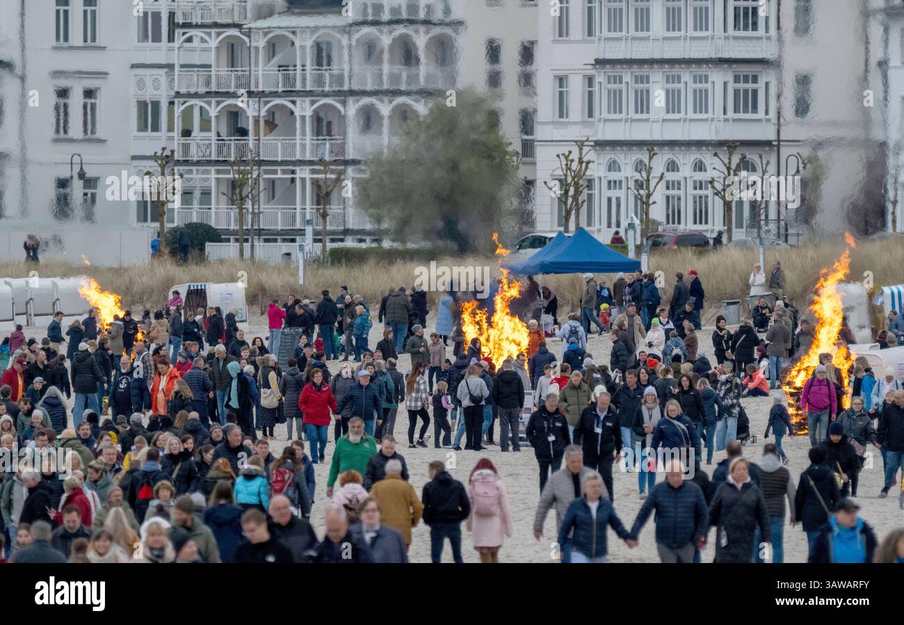 Binz, Germany. 19th Apr, 2025. Numerous spectators watch the ...