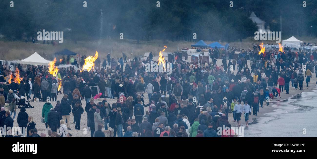 Binz, Germany. 19th Apr, 2025. Numerous spectators watch the ...