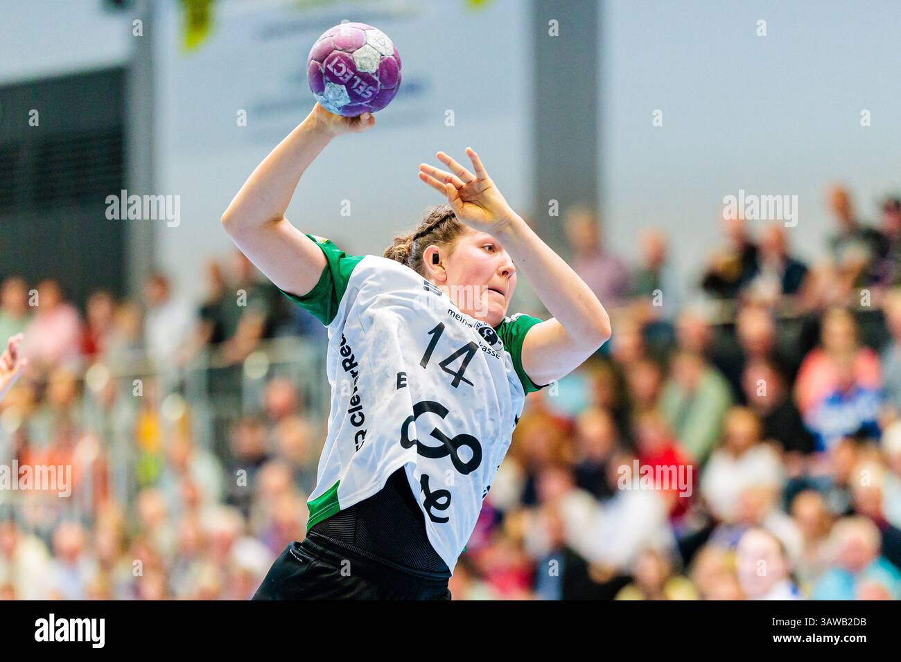 Marie Steffen (VfL Oldenburg, #14) im Torwurf GER, HSG Blomberg-Lippe ...