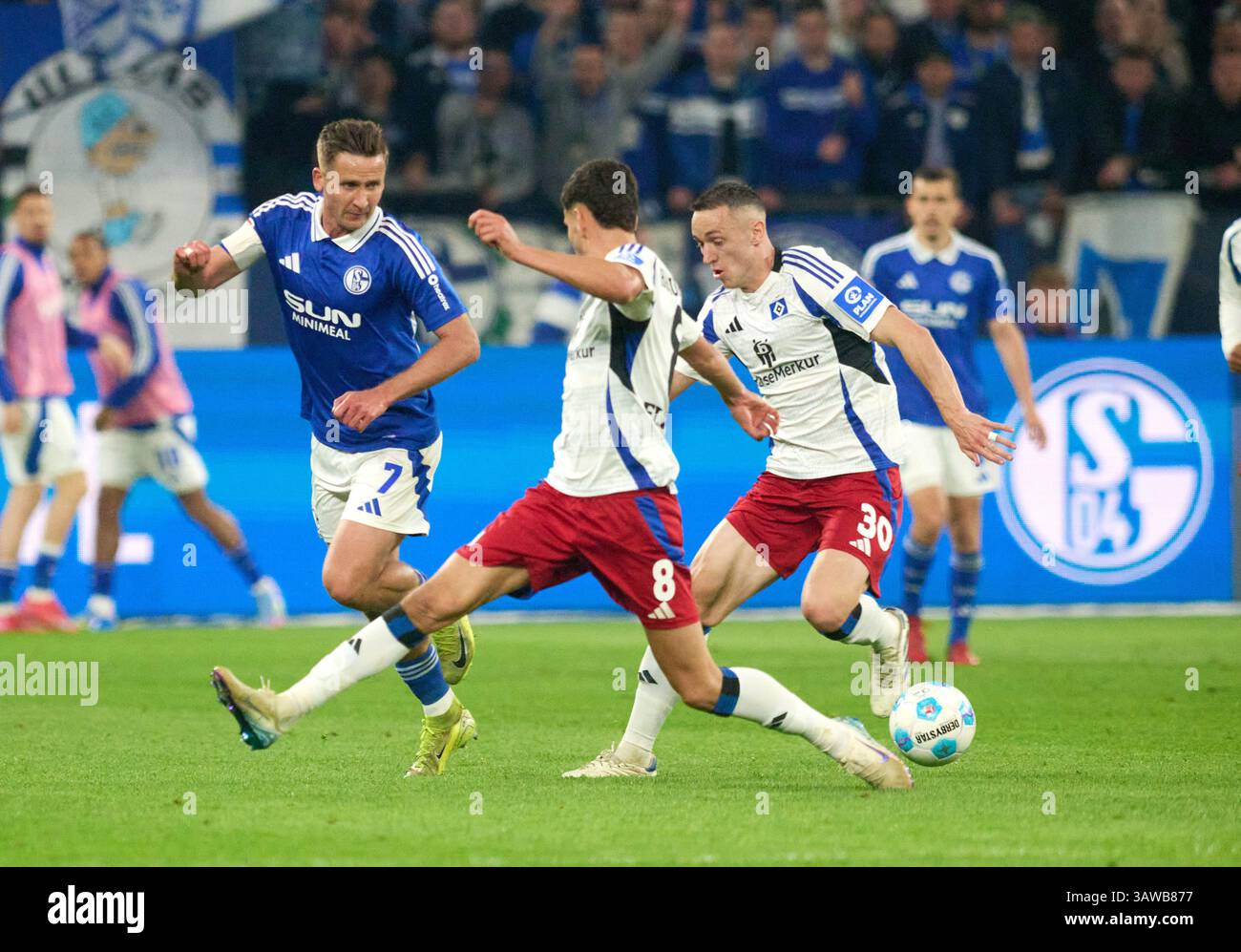 Gelsenkirchen, Germany. 19th Apr, 2025. Soccer: Bundesliga 2, FC Schalke 04 - Hamburger SV ...