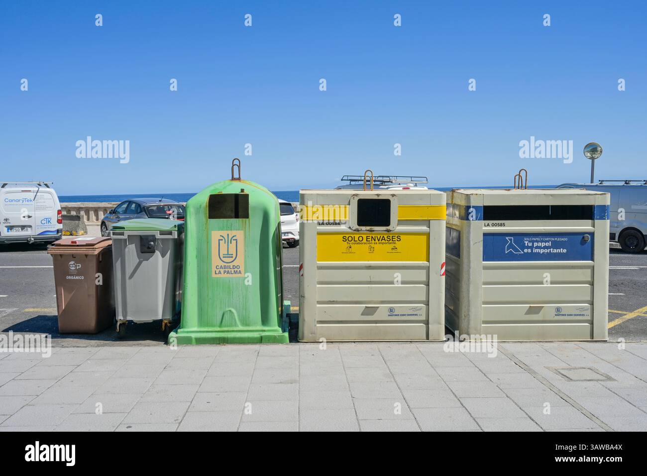 Mülleimer, Recycling an der Avenida Maritima, Santa Cruz de La Palma ...