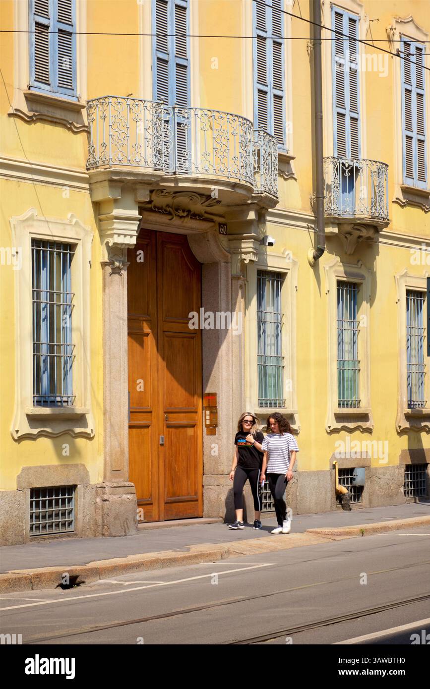 Italy milan street scene hi-res stock photography and images - Alamy