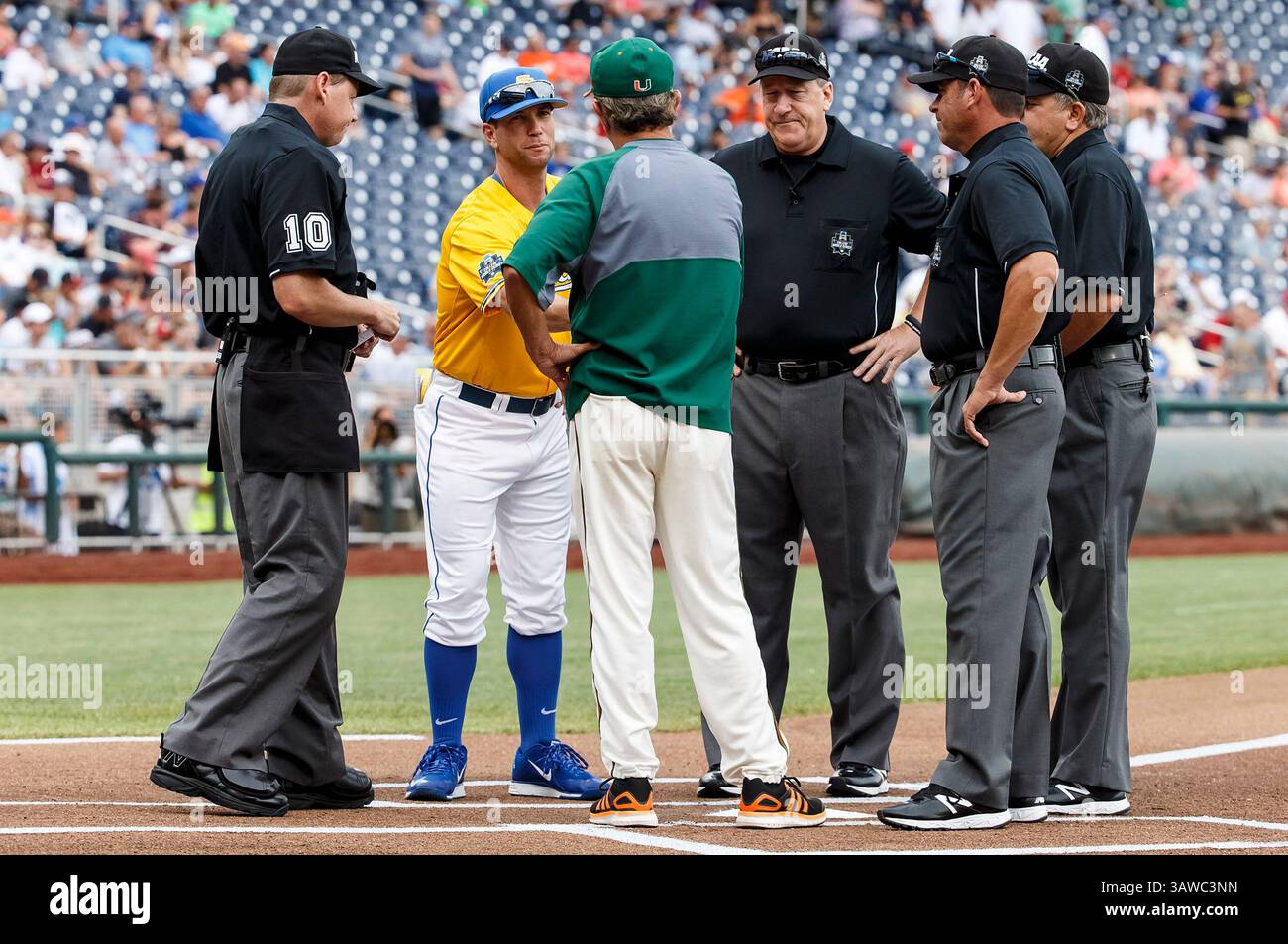 Uc santa barbara head coach hi-res stock photography and images - Alamy