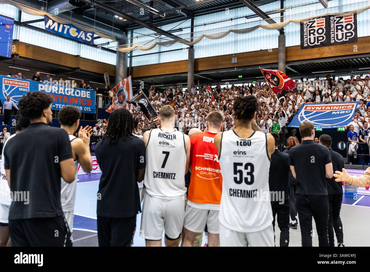 Weissenfels, Deutschland. 19th Apr, 2025. Die Spieler der Niners ...