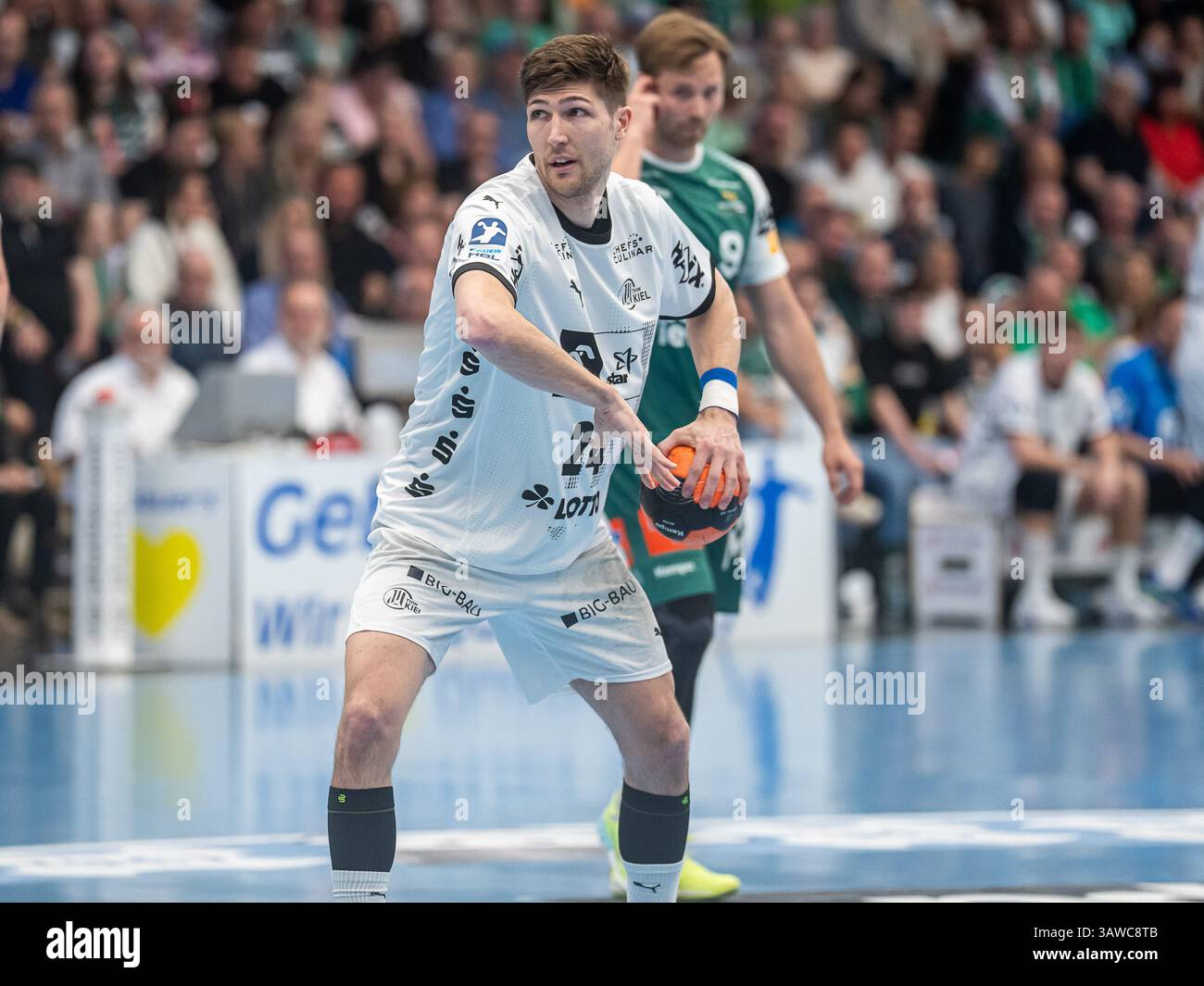 Goeppingen, Deutschland. 19th Apr, 2025. Lukas Zerbe (THW Kiel, #24 ...