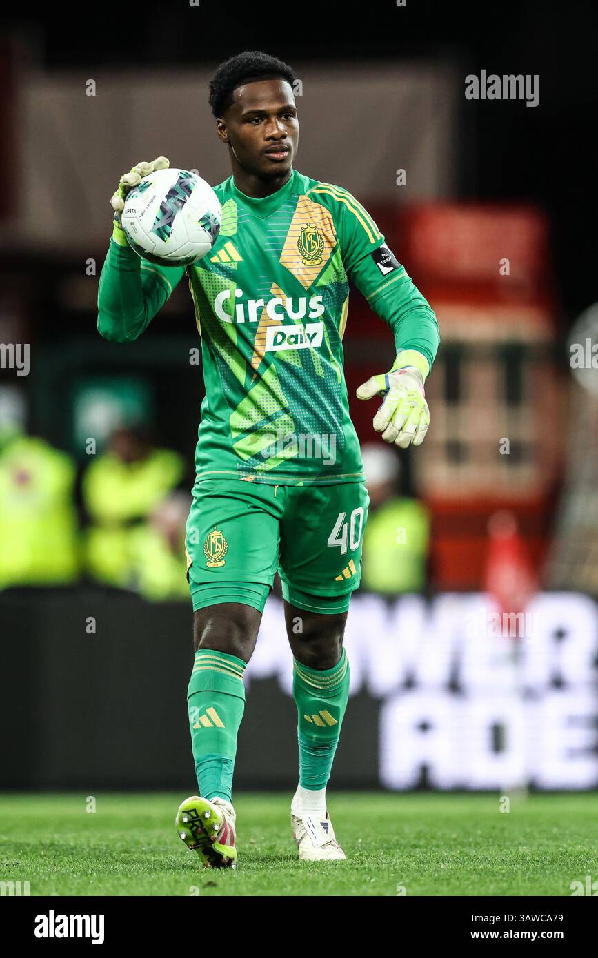Liege, Belgium. 19th Apr, 2025. Standard's goalkeeper Matthieu Epolo ...