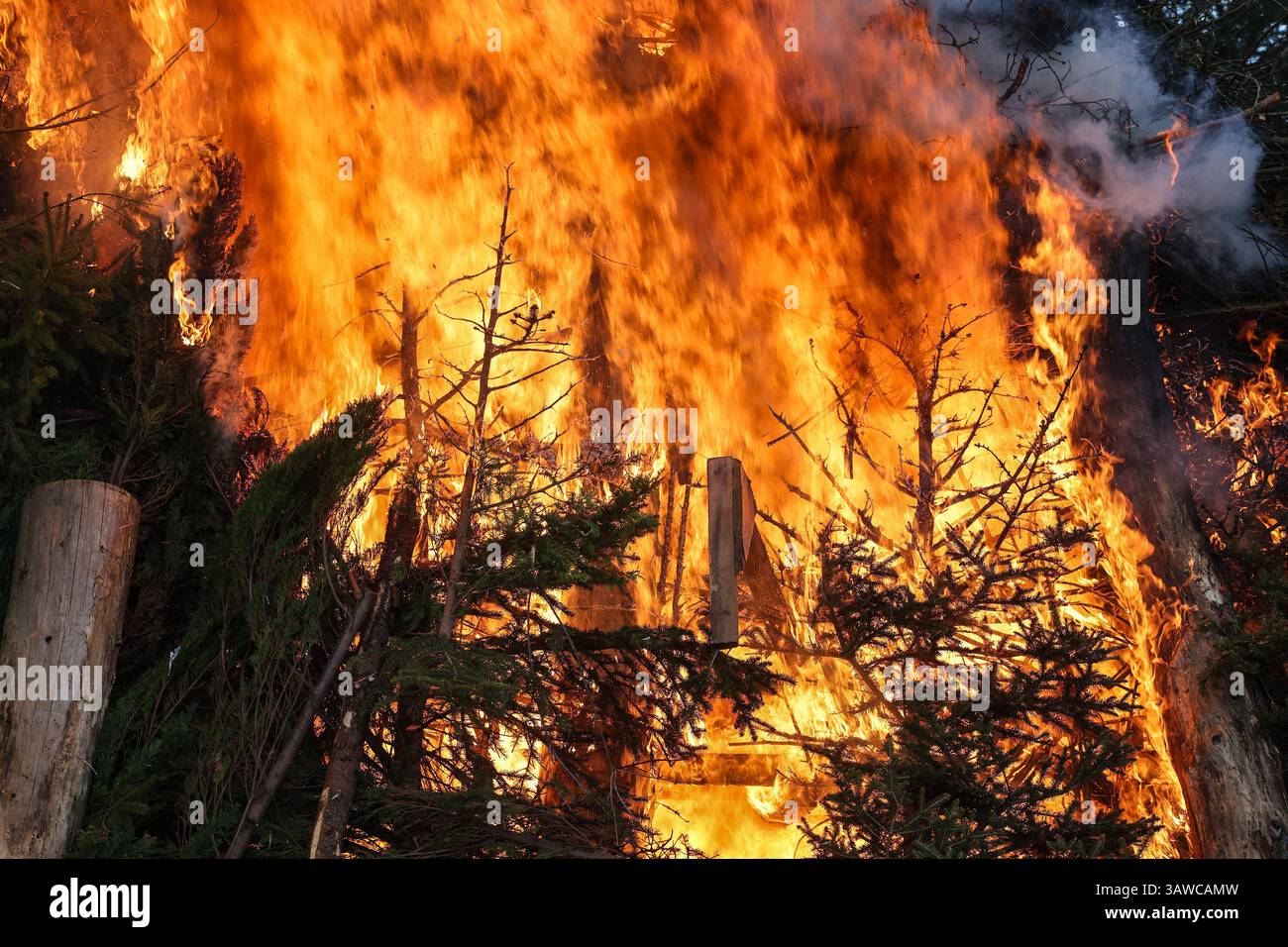 Das Osterfeuer brennt in Siegen-Oberschelden. Der Foerderverein Förderverein Freiwillige ...
