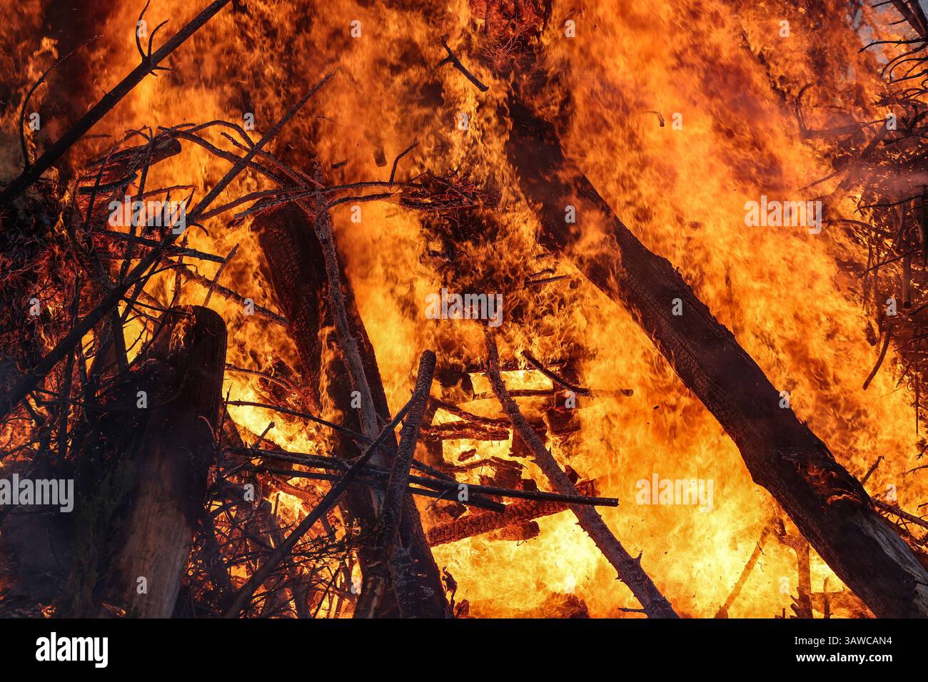 Das Osterfeuer brennt in Siegen-Oberschelden. Der Foerderverein Förderverein Freiwillige ...
