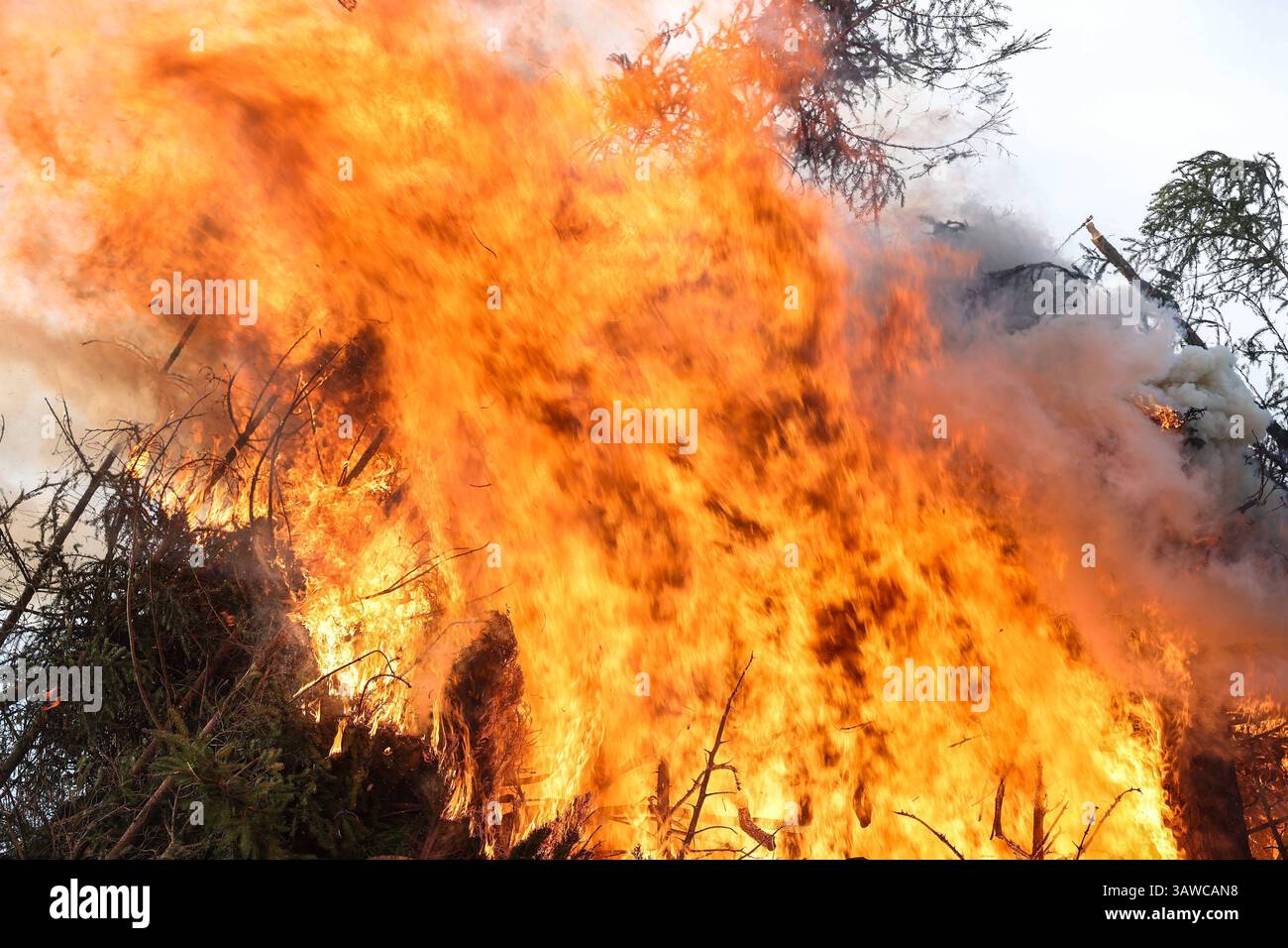 Das Osterfeuer brennt in Siegen-Oberschelden. Der Foerderverein Förderverein Freiwillige ...