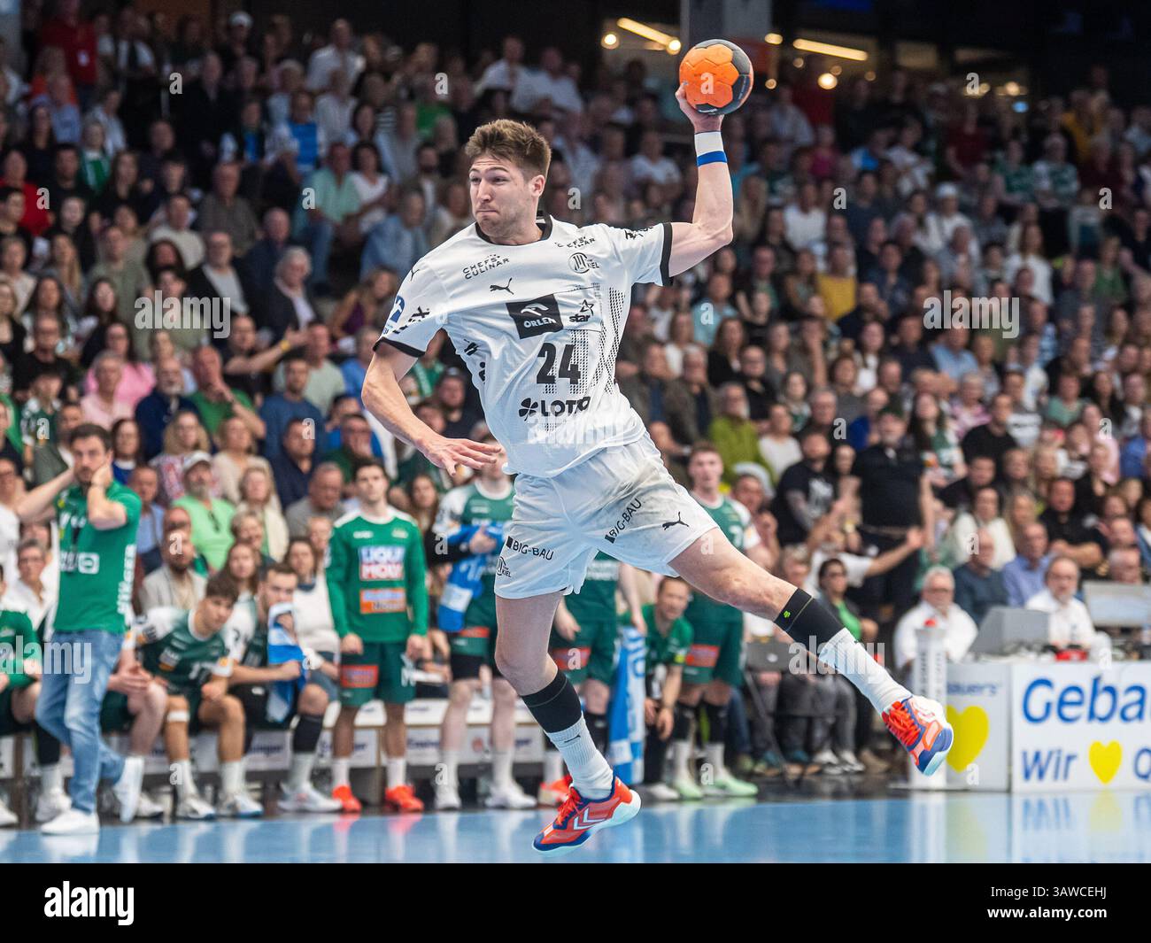 Goeppingen, Deutschland. 19th Apr, 2025. Lukas Zerbe (THW Kiel, #24 ...