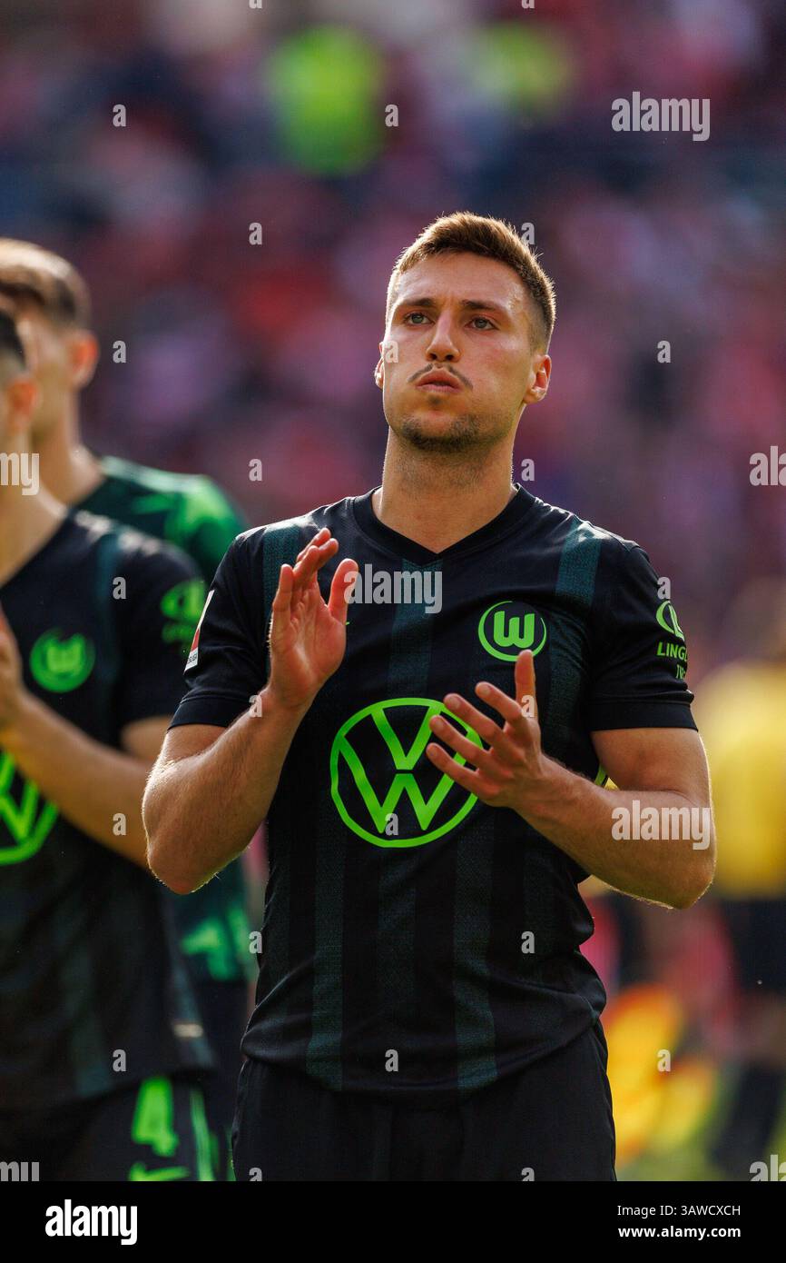 Mainz, Deutschland. 19th Apr, 2025. Kilian Fischer #2 (VFL Wolfsburg ...