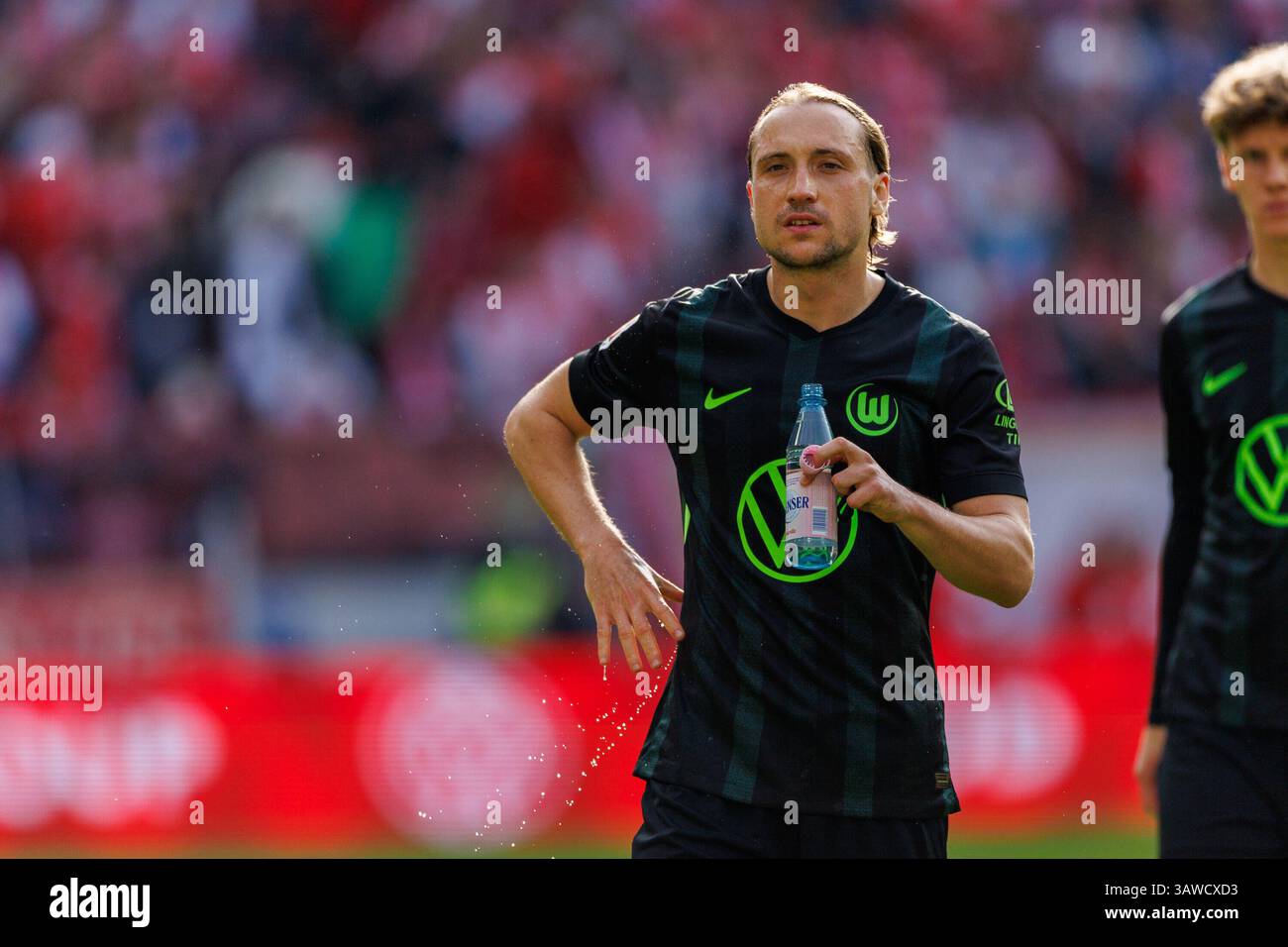 Mainz, Deutschland. 19th Apr, 2025. Lovro Majer #19 (VFL Wolfsburg ...