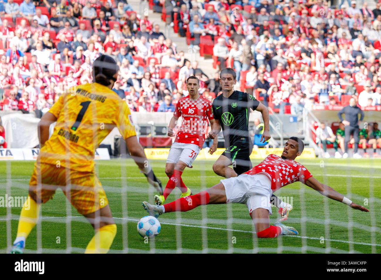 Mainz, Deutschland. 19th Apr, 2025. Moritz Jenz (1. FSV Mainz 05 #3 ...