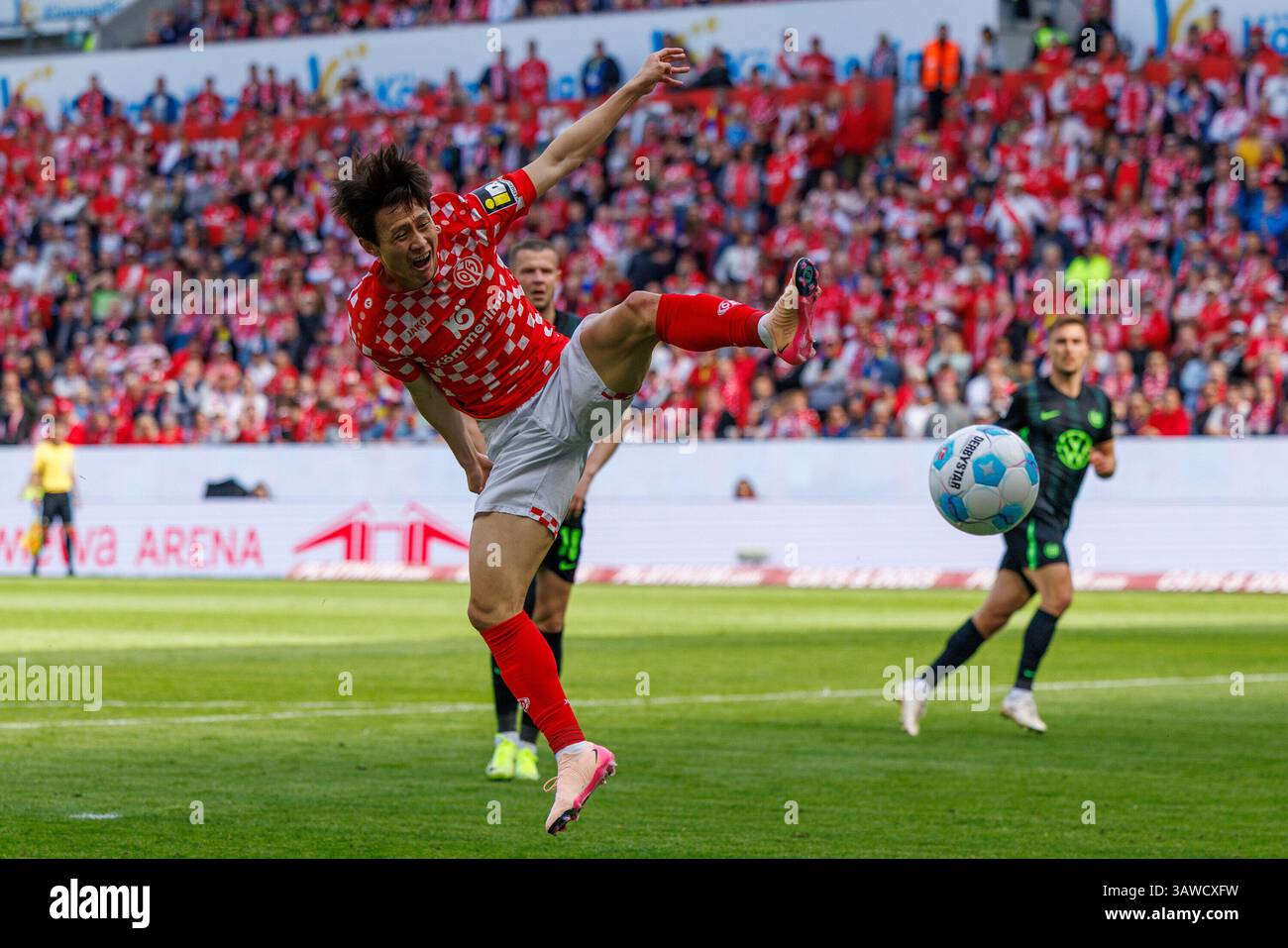 Mainz, Deutschland. 19th Apr, 2025. Jae-Sung Lee (1. FSV Mainz 05 #7 ...