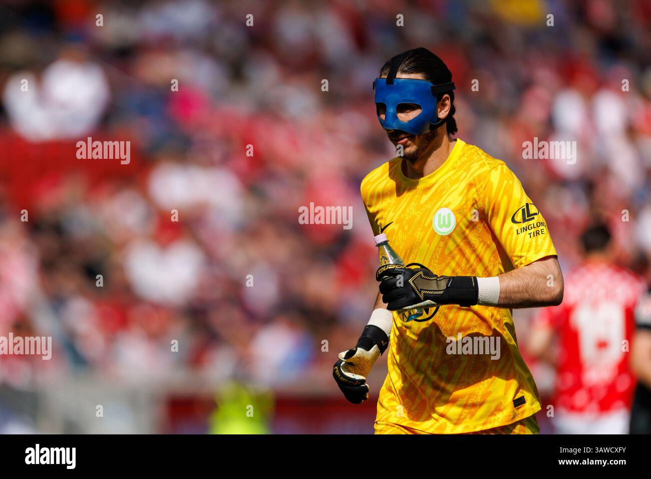 Mainz, Deutschland. 19th Apr, 2025. Kamil Grabara #1 (VFL Wolfsburg ...