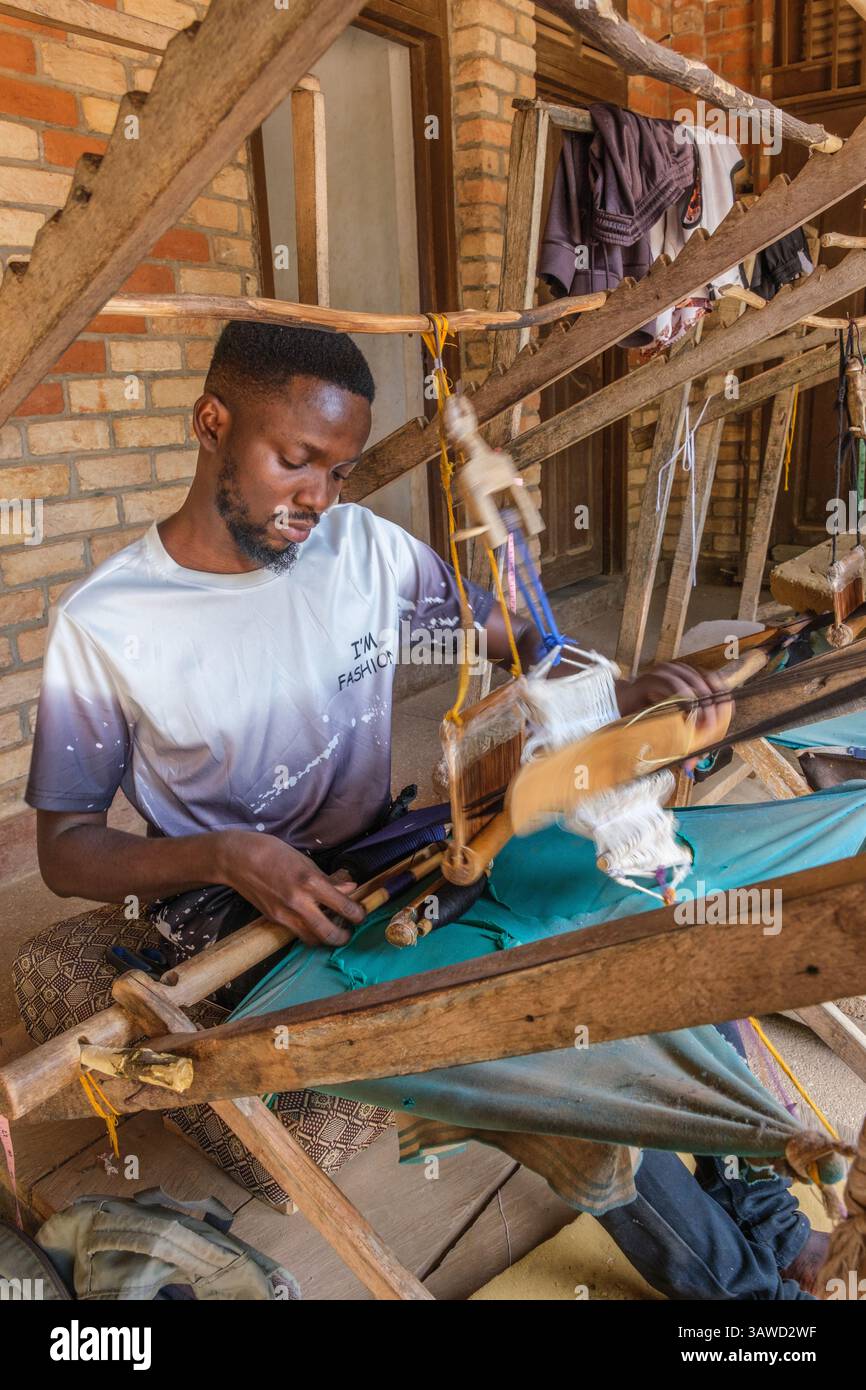 Ghana, Bonwire. Male Kente Cloth Weaver at Bonwire Kente Museum Stock ...