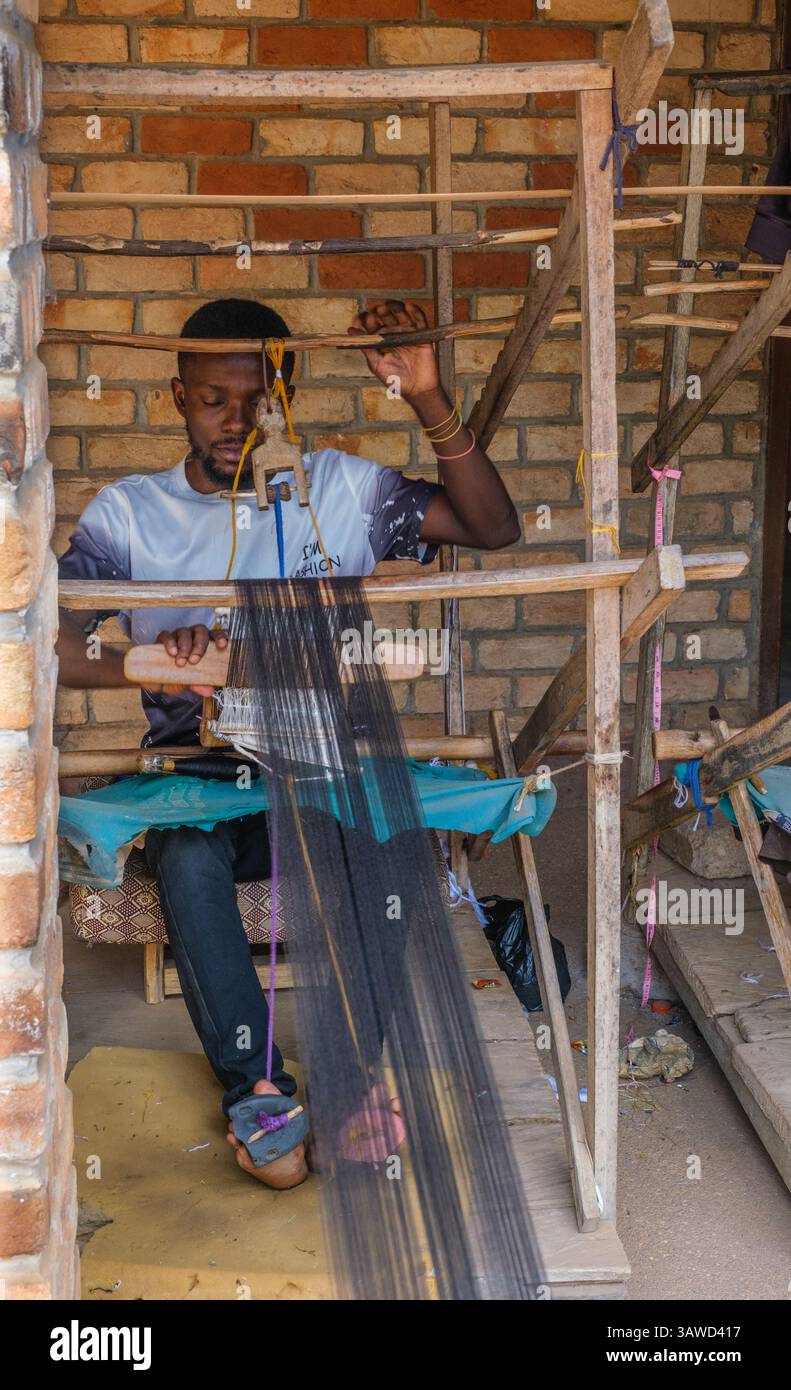 Ghana, Bonwire. Male Kente Cloth Weaver at Bonwire Kente Museum Stock ...