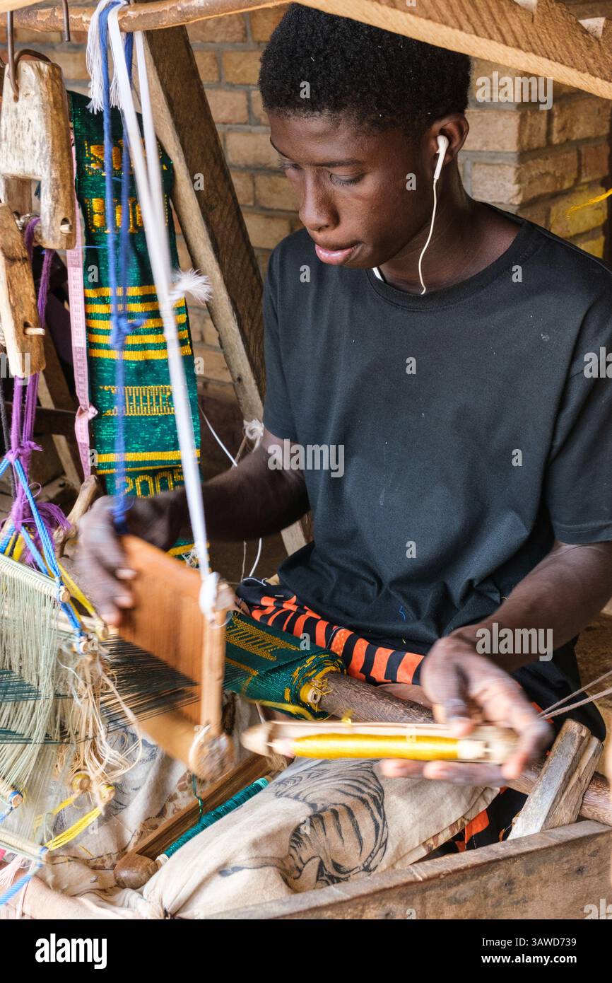 Ghana, Bonwire. Male Kente Cloth Weaver at Bonwire Kente Museum Stock ...