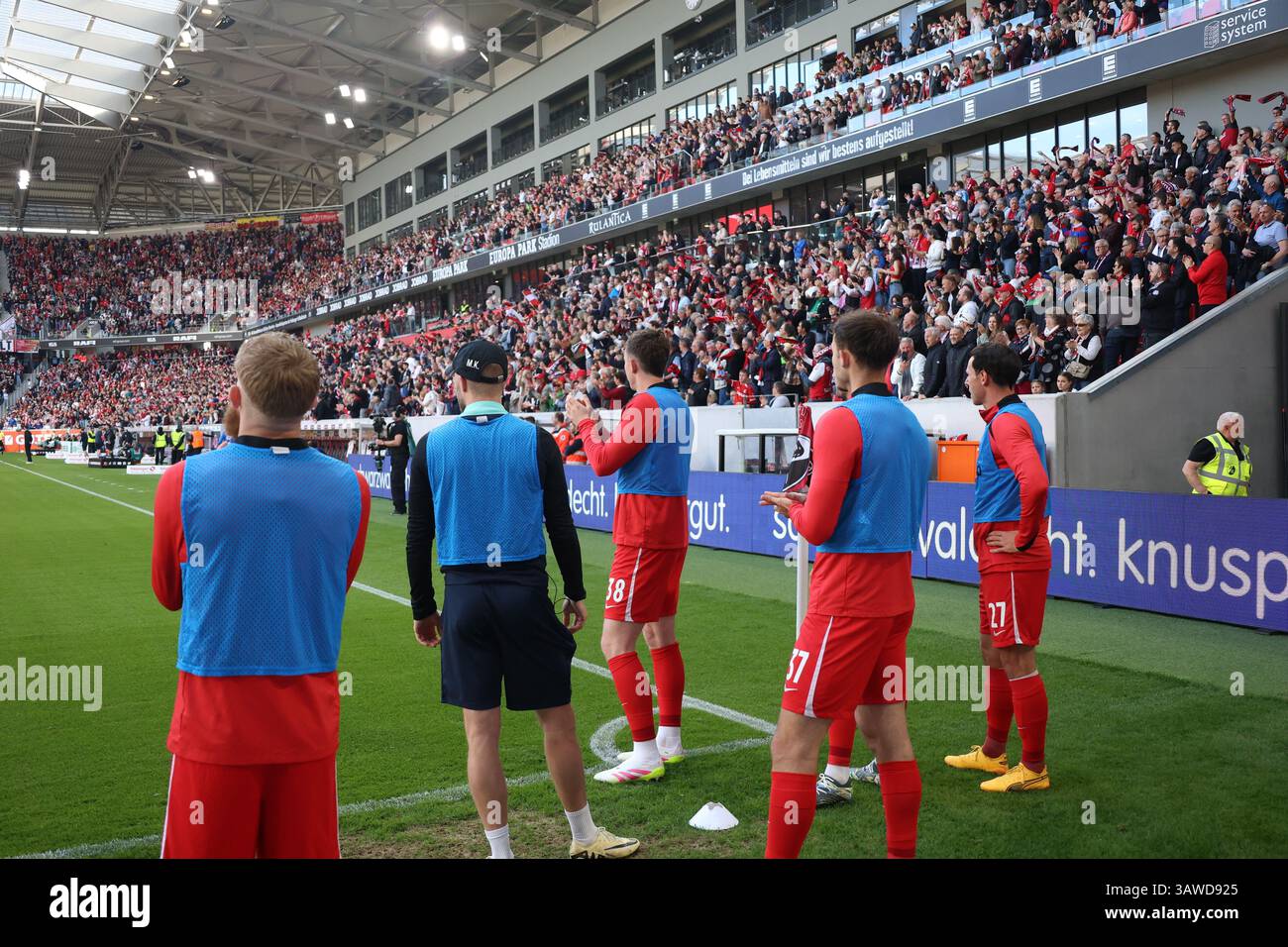 Freiburg, Deutschland. 19th Apr, 2025. Auf die Freiburger ...