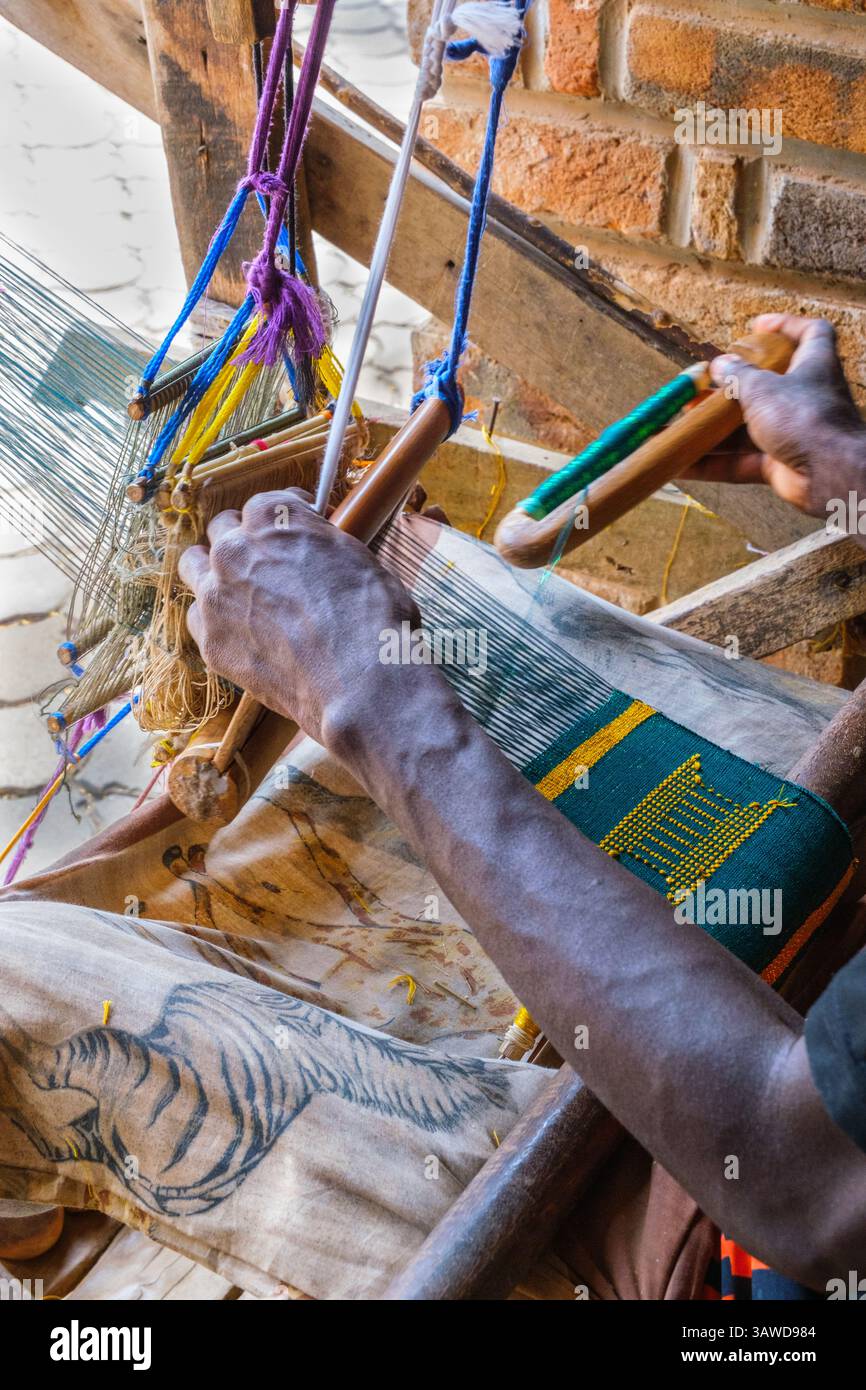Ghana, Bonwire. Male Kente Cloth Weaver at Bonwire Kente Museum Stock ...