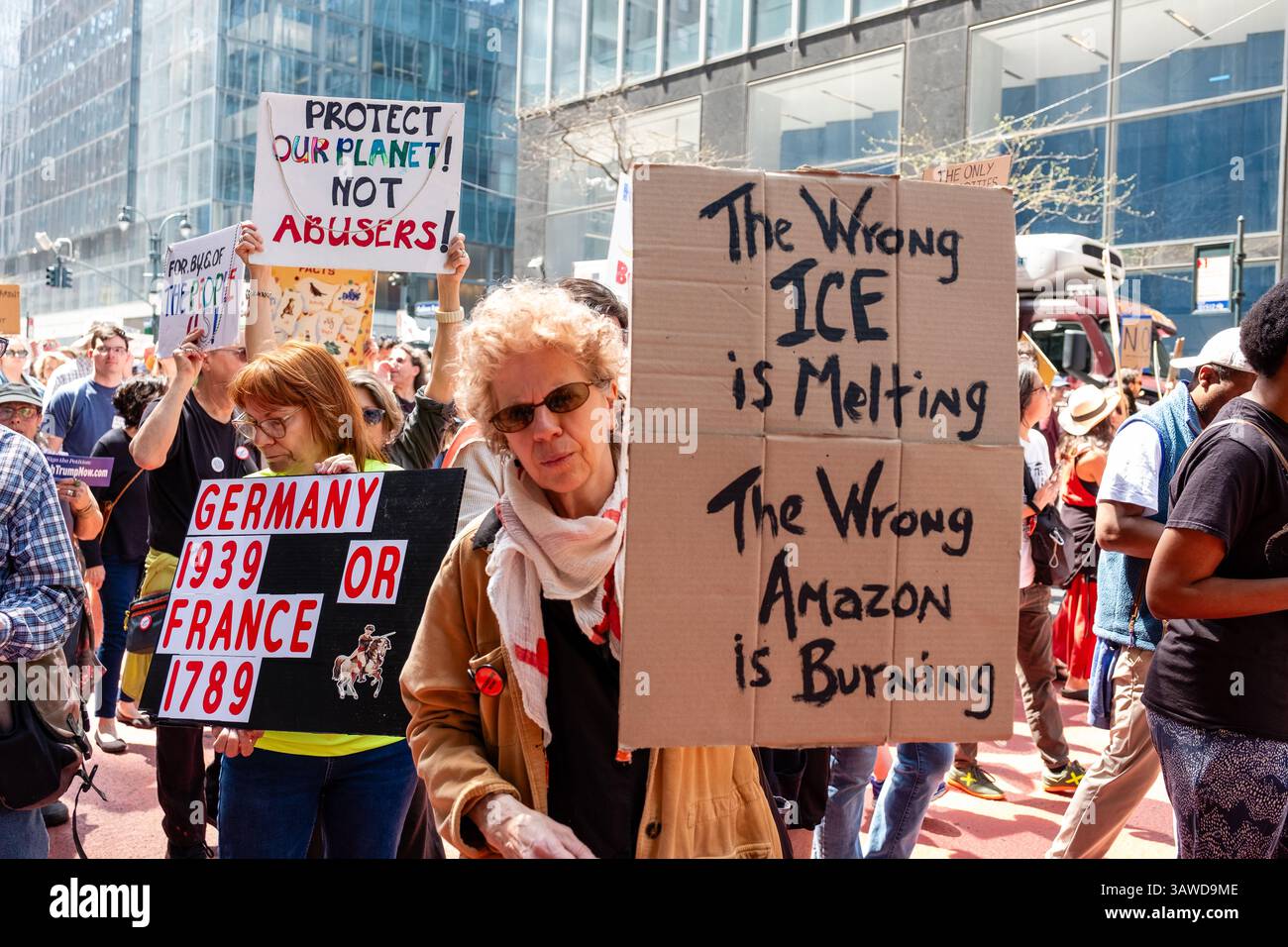 New York, NY – 19 April 2025. Thousands rallied in front of the main branch of the New York ...