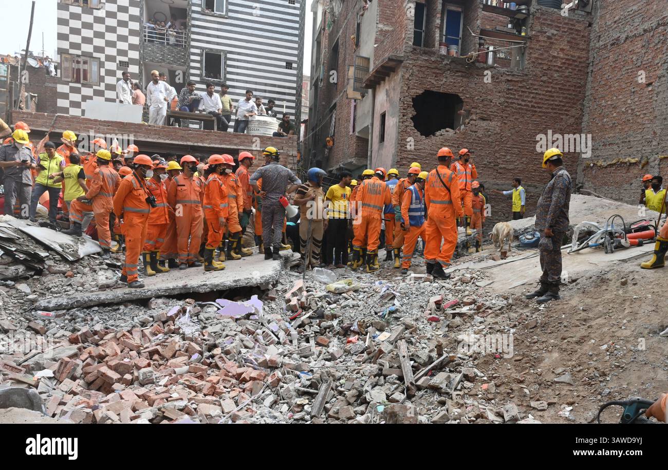 NEW DELHI, INDIA - APRIL 19: NDRF Personnel along with local residents ...