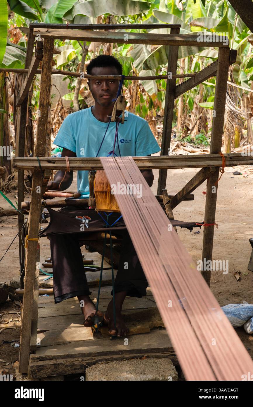 Ghana, Bonwire. Male Kente Cloth Weaver at Bonwire Kente Museum Stock ...