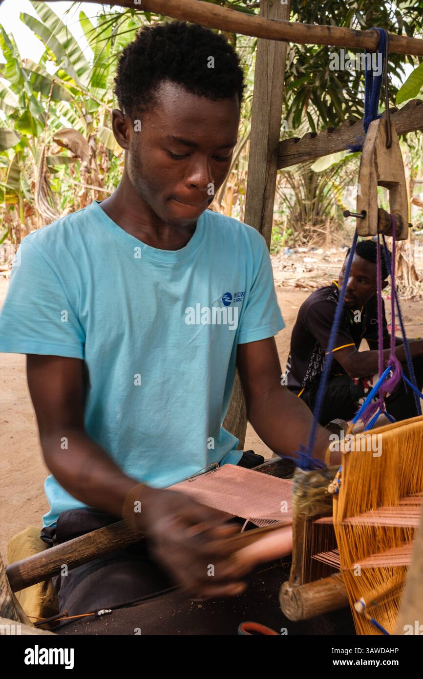 Ghana, Bonwire. Male Kente Cloth Weaver at Bonwire Kente Museum Stock ...