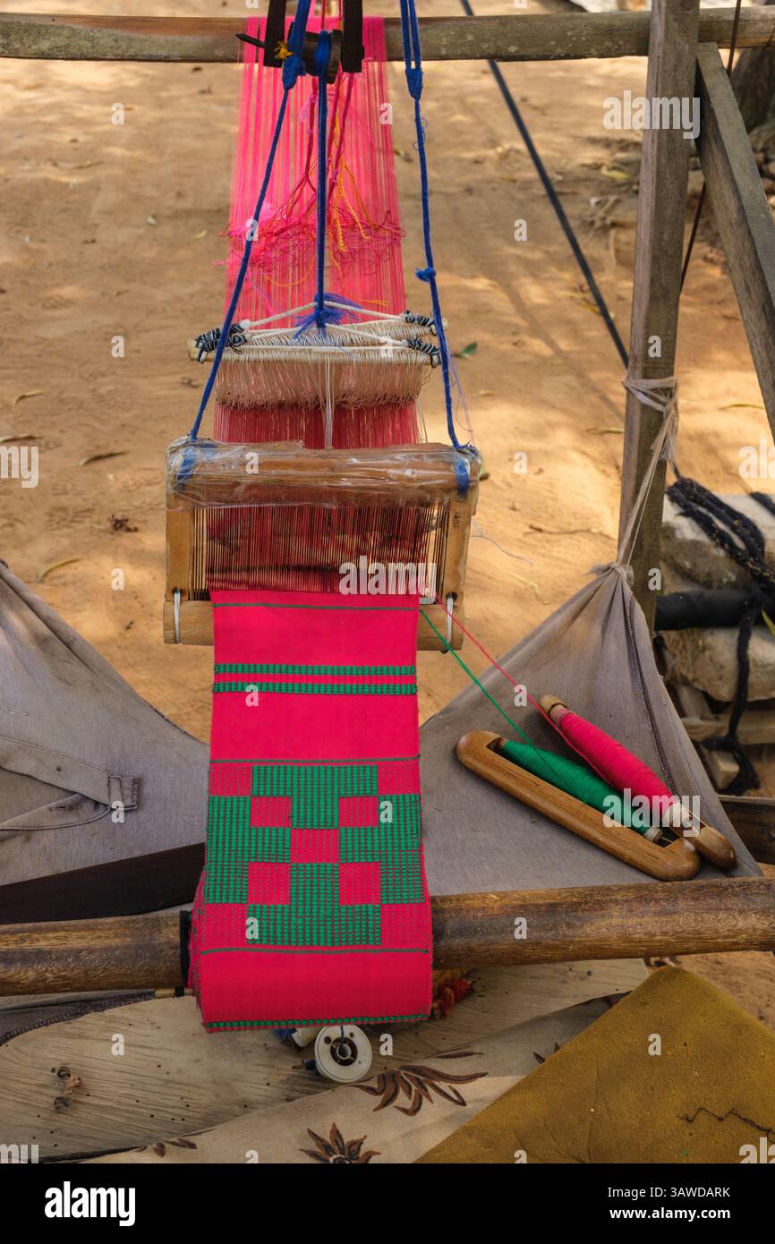 Ghana, Bonwire. Bonwire Kente Museum, Weaver's Loom Stock Photo - Alamy