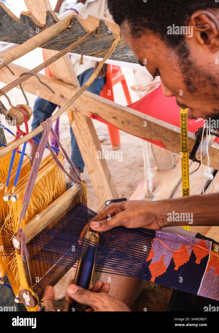 Ghana, near Bonwire, Effiduasi-Ejusu Road. Ashanti Weaver at Work Stock ...