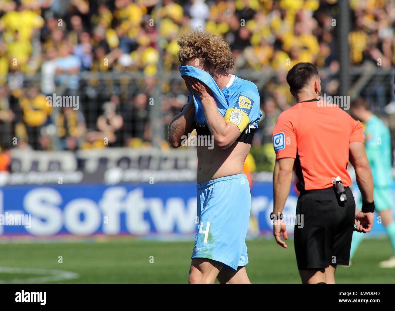 Trikot im gesicht hi-res stock photography and images - Alamy