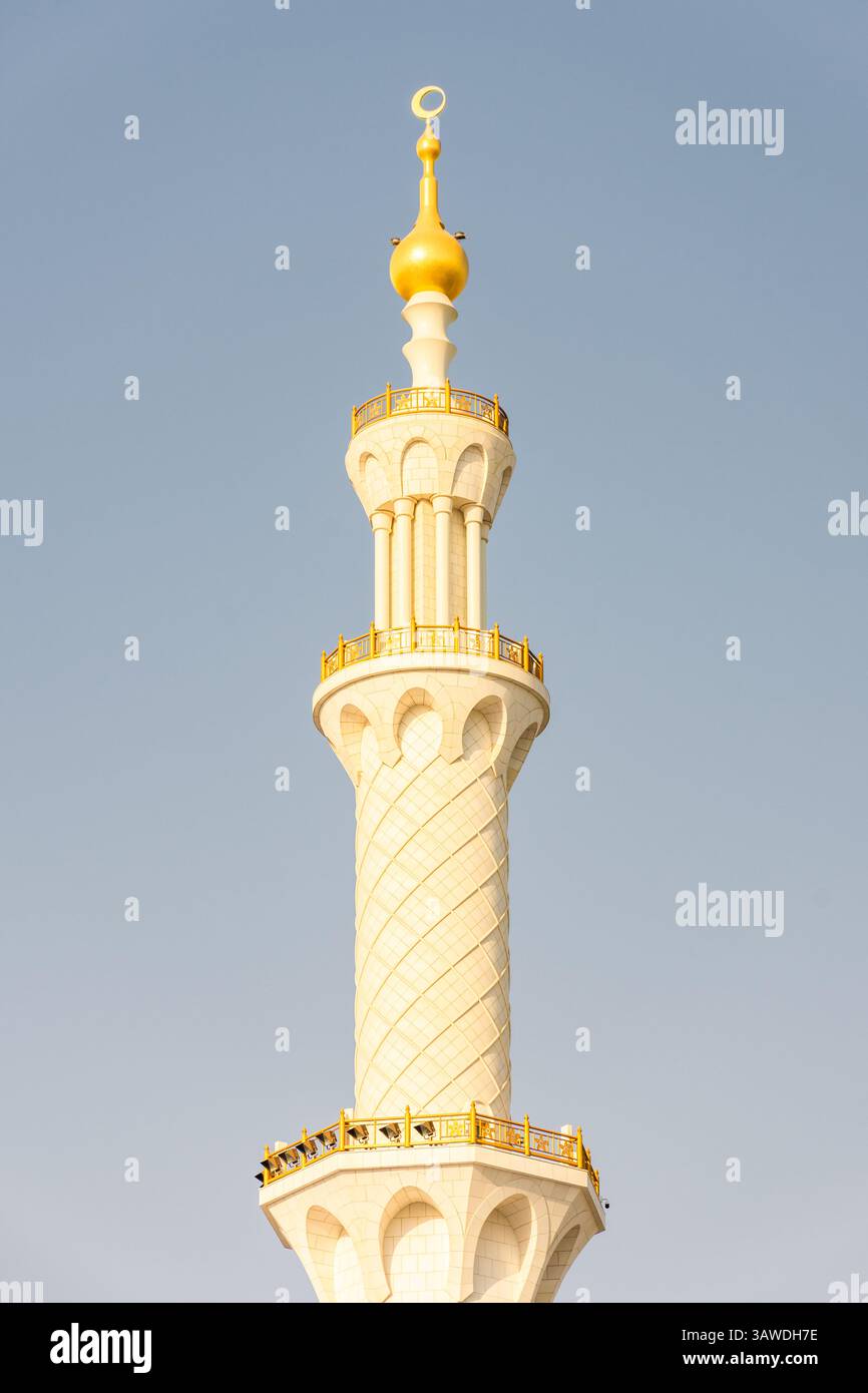 Minaret of the Sheikh Zayed Grand Mosque in Abu Dhabi, UAE Stock Photo ...