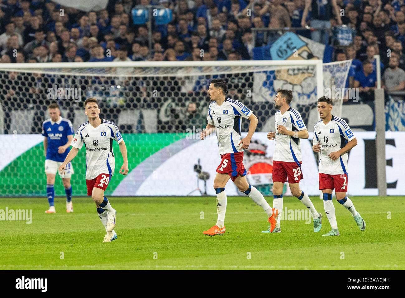 Gelsenkirchen, Deutschland. 19th Apr, 2025. Hamburger SV bejubeln das ...