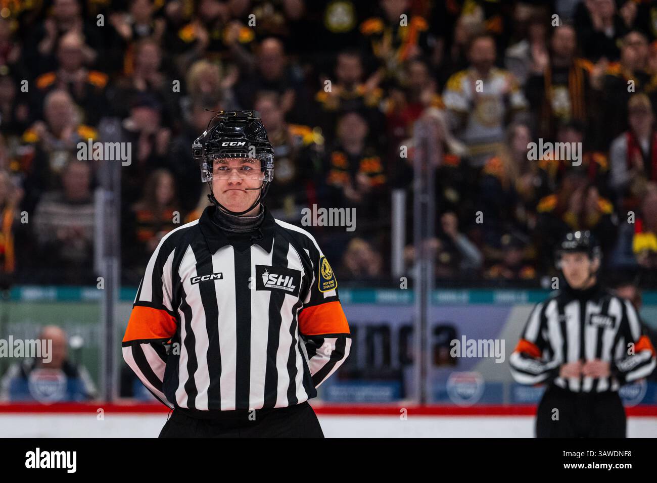 250419 Domare Daniel Eriksson under final ett i SHL mellan Brynäs och ...