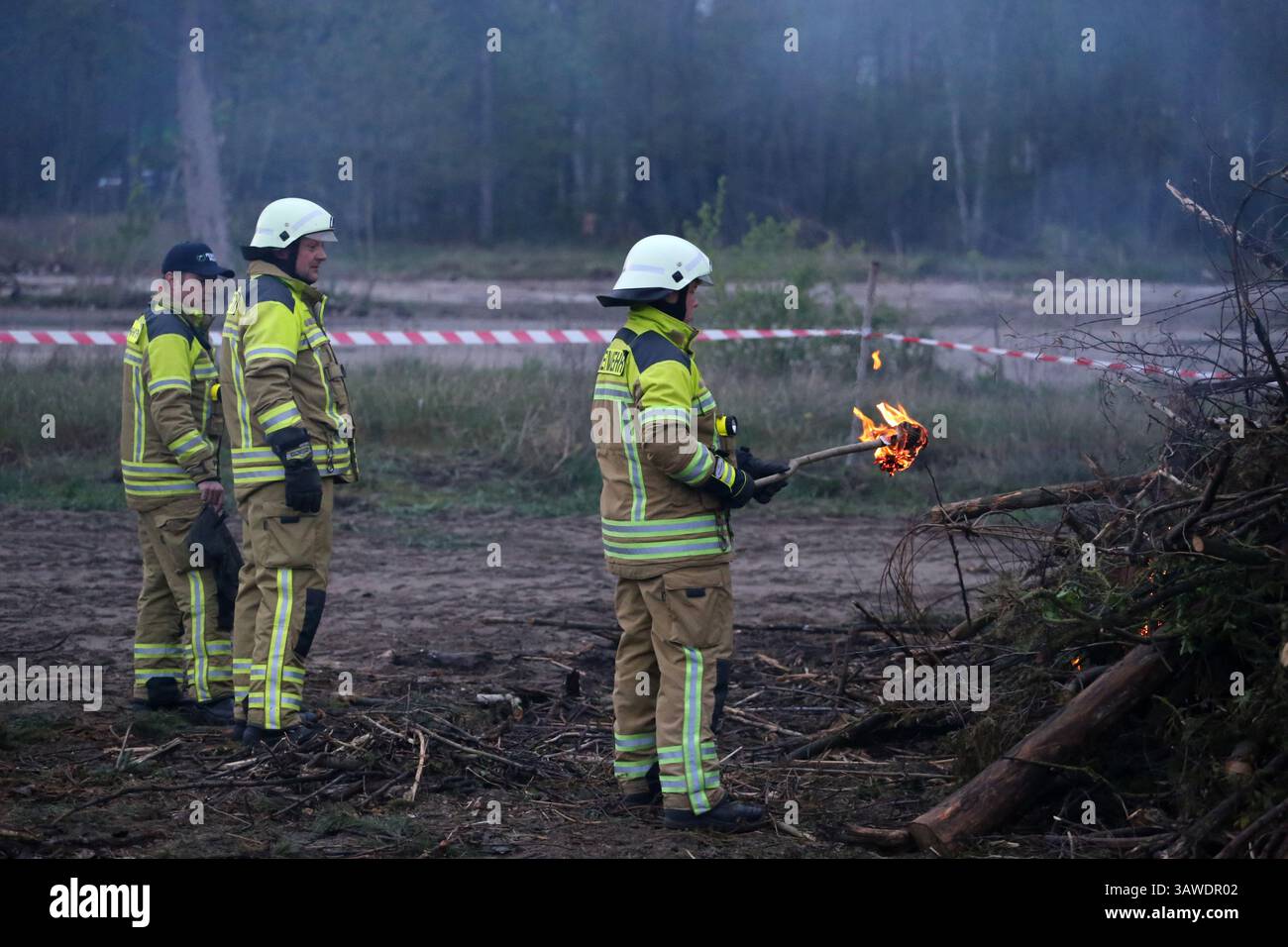 Cottbus, Brandenburg, Germany. 19th Apr, 2025. The firefighters are ...