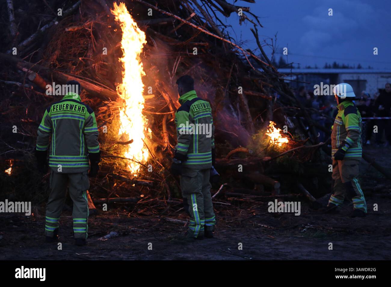 Cottbus, Brandenburg, Germany. 19th Apr, 2025. The firefighters are ...
