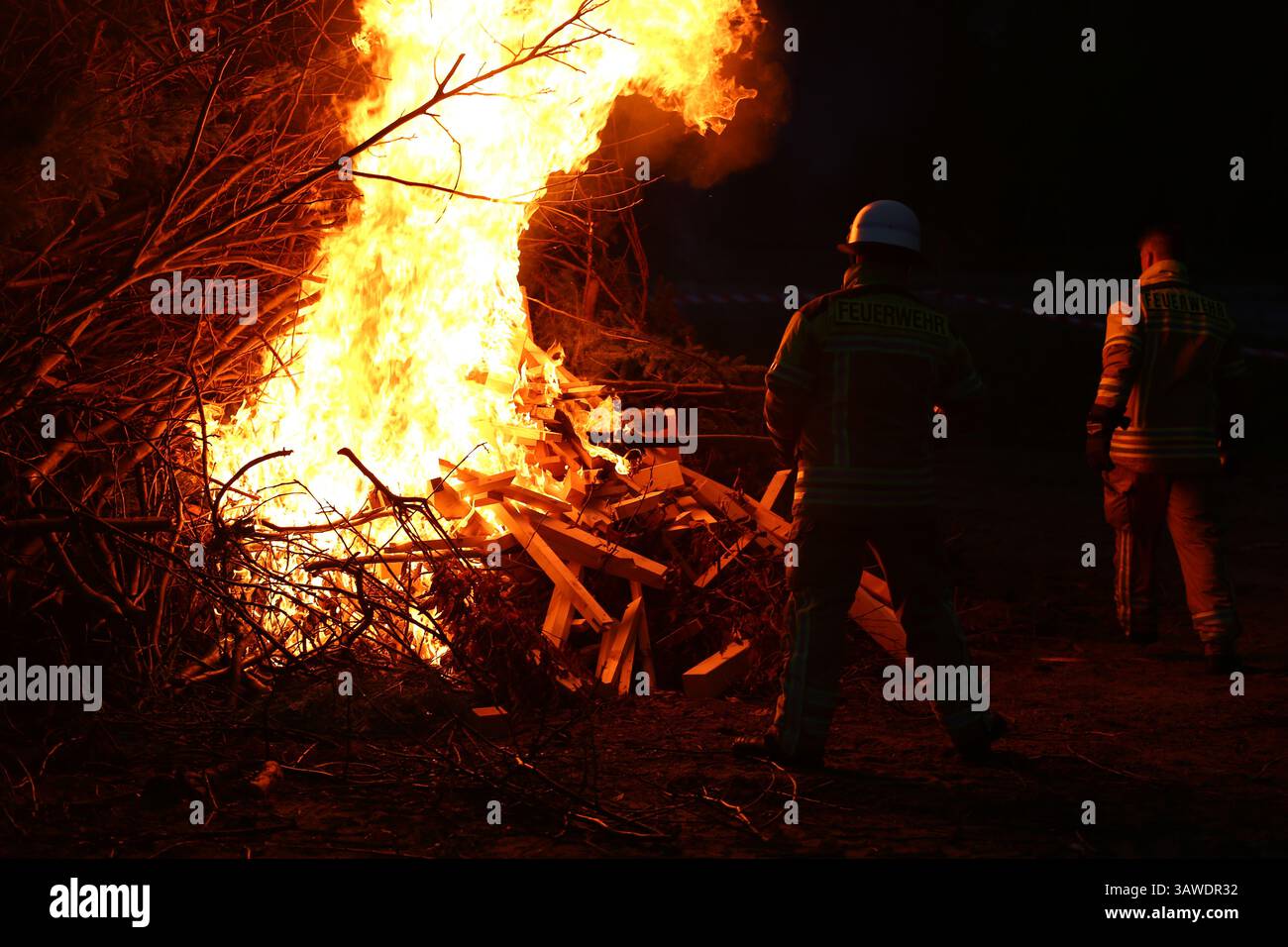 Cottbus, Brandenburg, Germany. 19th Apr, 2025. The firefighters are ...