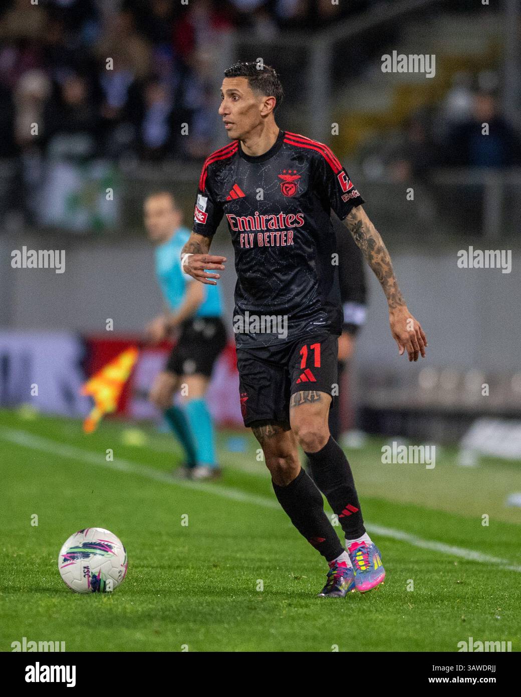 Guimaraes, Guimaraes, Portugal. 19th Apr, 2025. ANGEL DI MARIA from SL ...