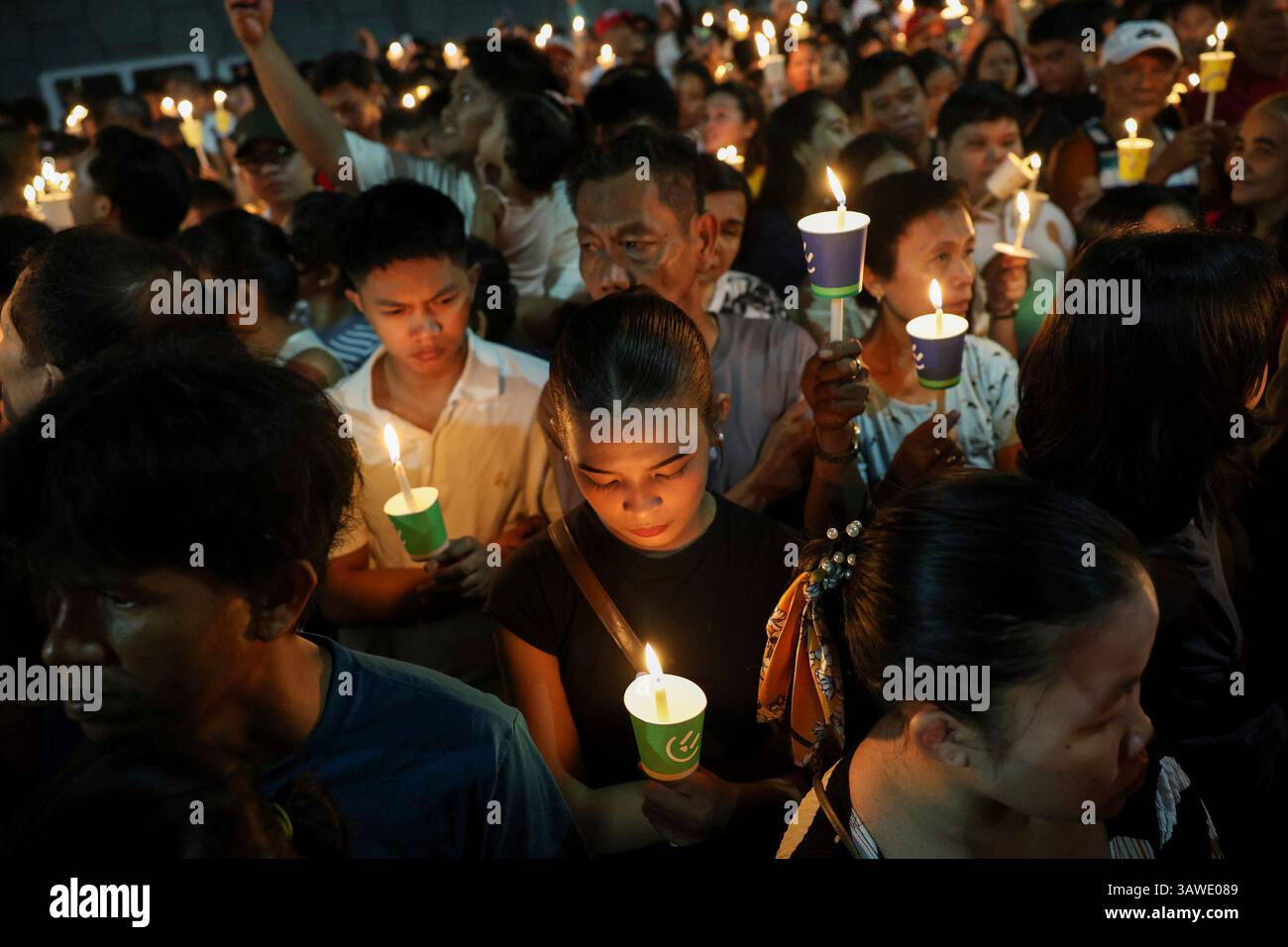 Filipino Catholic devotees light candles during Easter Sunday rites at ...