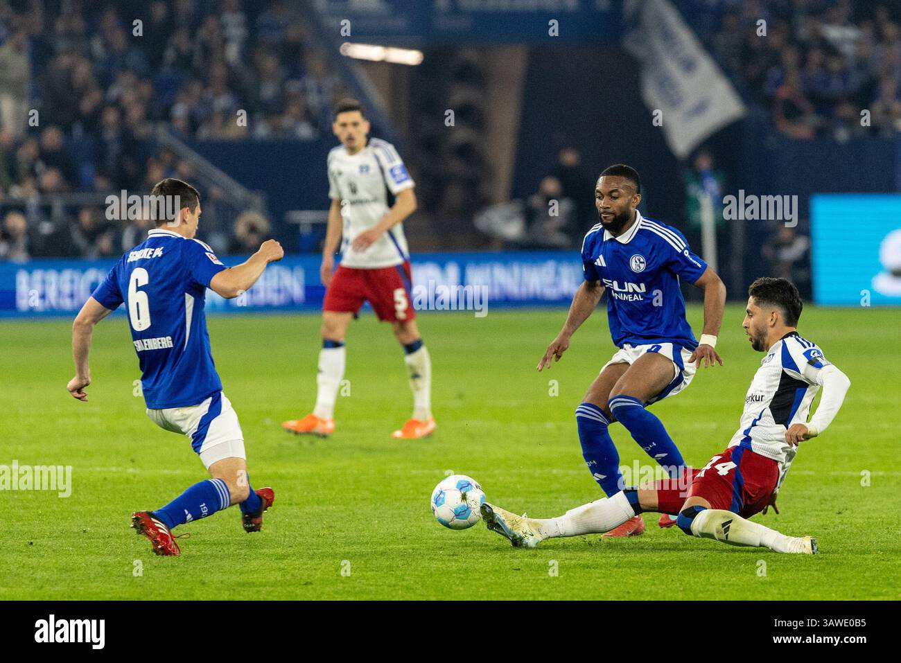 Gelsenkirchen, Deutschland. 19th Apr, 2025. Ludovit Reis (Hamburger SV, 14), Moussa Saylla (FC ...