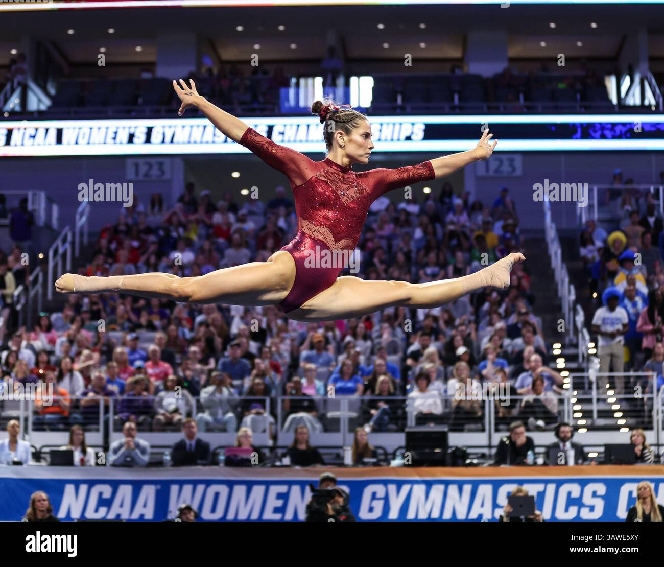April 19, 2025: Oklahoma's Jordan Bowers on the floor exercise during ...