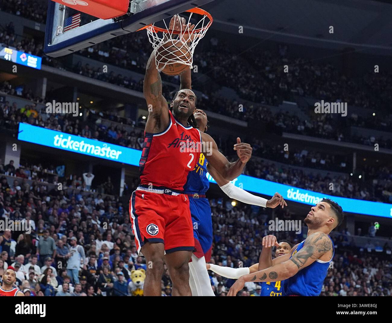Los Angeles Clippers forward Kawhi Leonard, front left, dunks while ...