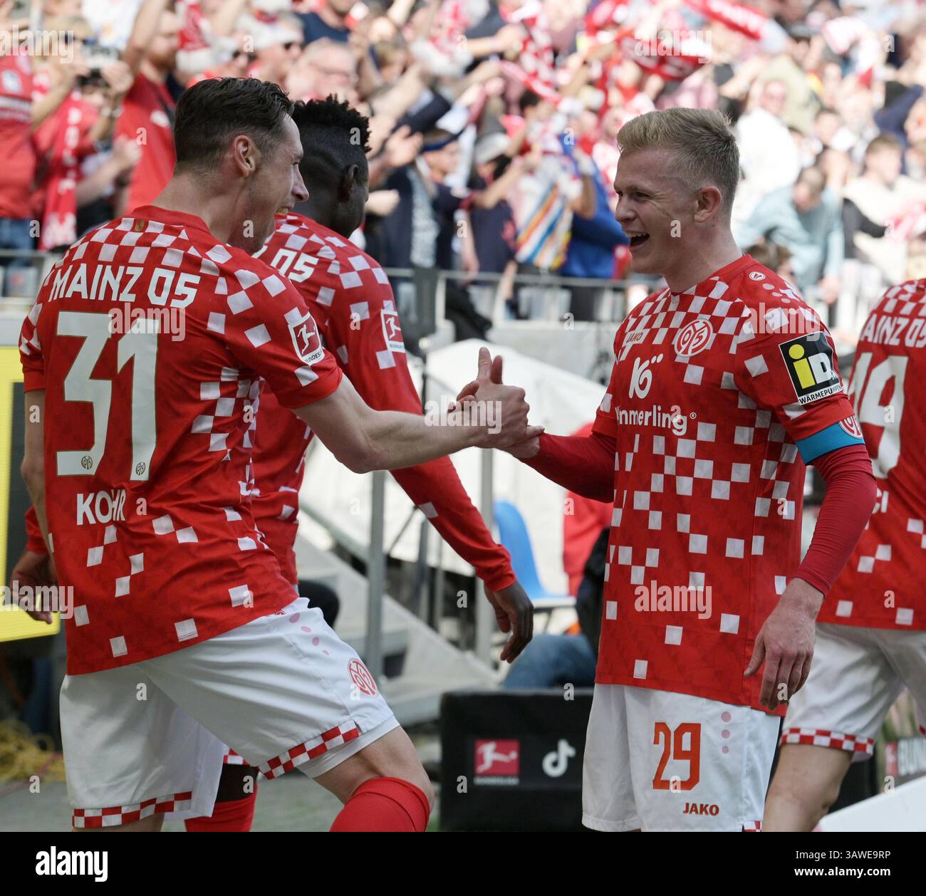 Mainz, Deutschland. 19th Apr, 2025. Torschütze. Dominik. Kohr. (li ...