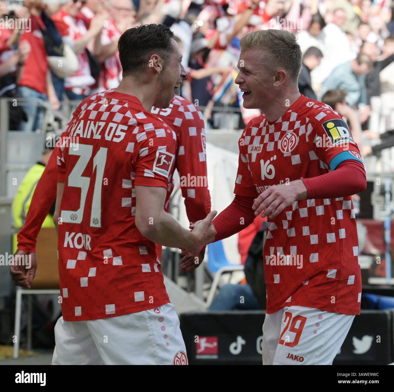 Mainz, Deutschland. 19th Apr, 2025. Torschütze. Dominik. Kohr. (li ...