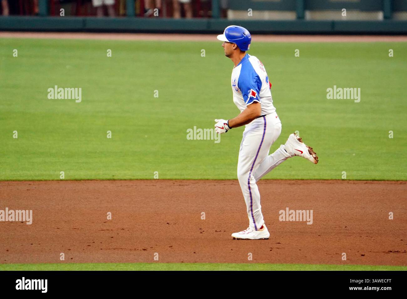 Atlanta Braves first base Matt Olson (28) runs to second base on a one ...