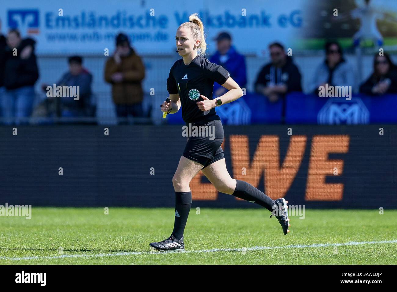 Meppen, Deutschland. 19th Apr, 2025. v.li.: Schiedsrichterin Julia ...