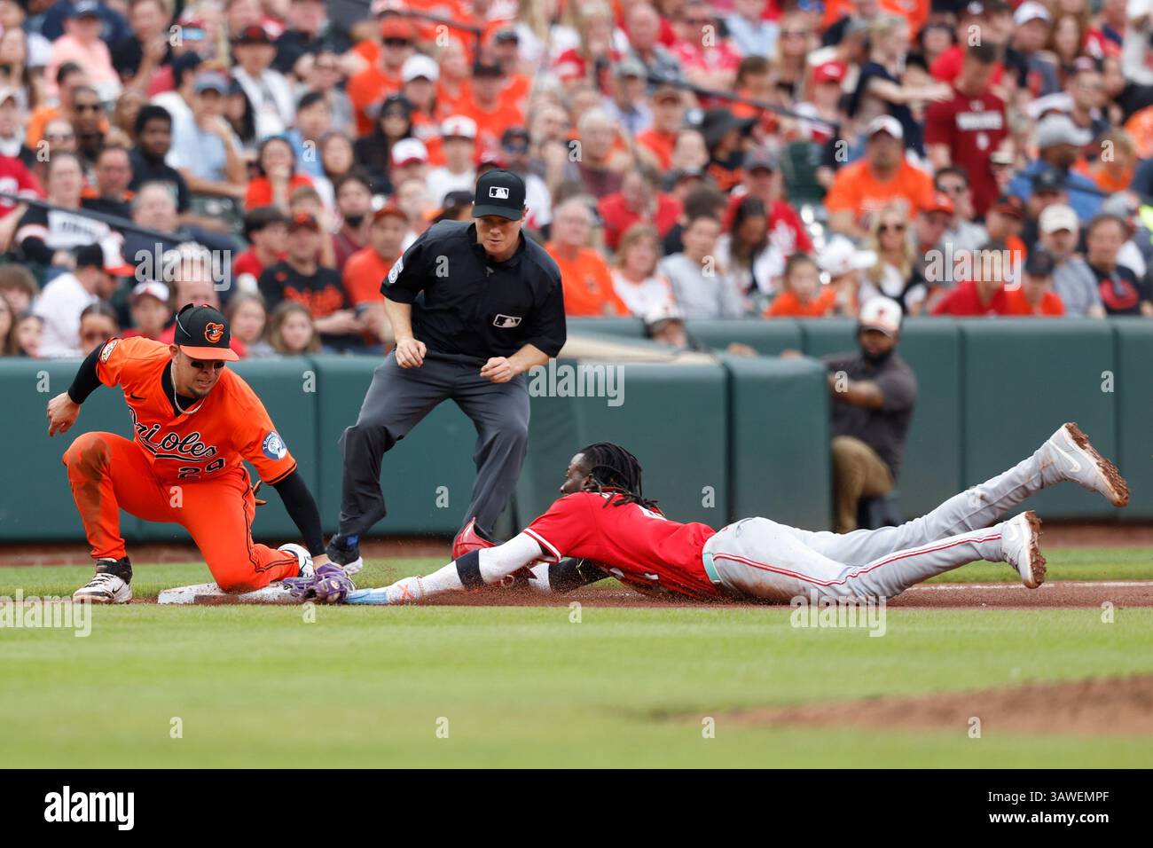 Cincinnati Reds' Elly De La Cruz steals third base in the seventh ...